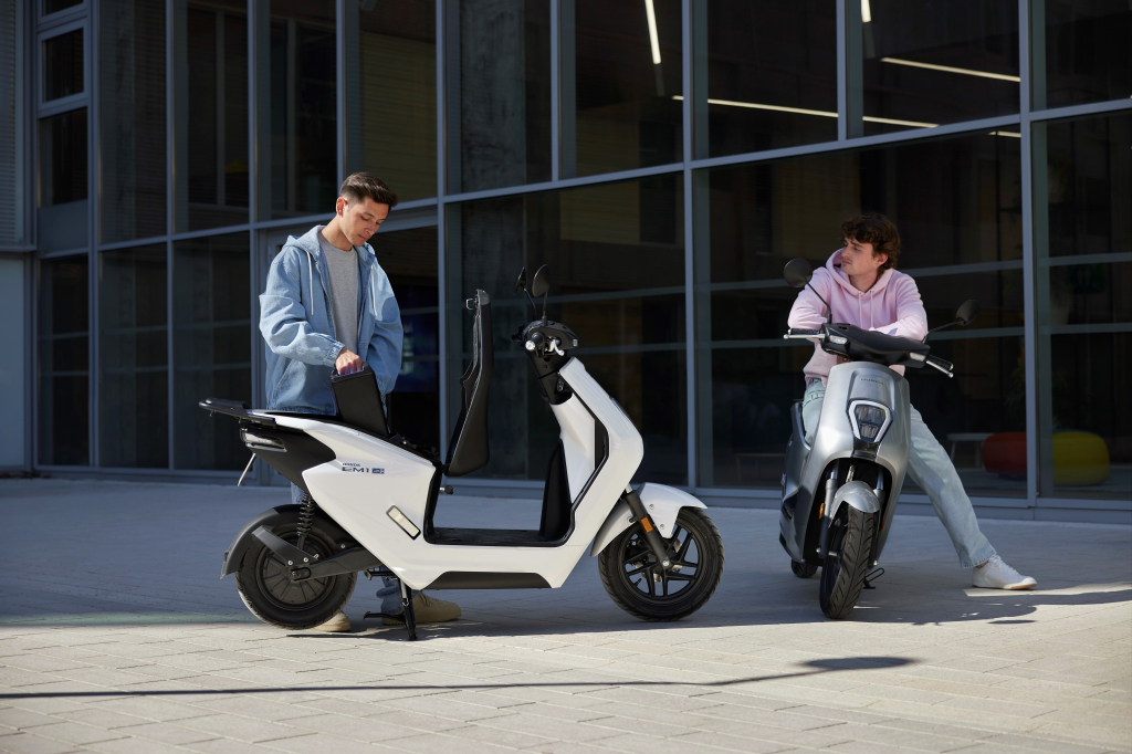 Honda Breaks into Electric Motorcycle Market With Commuter-friendly EM1 ...